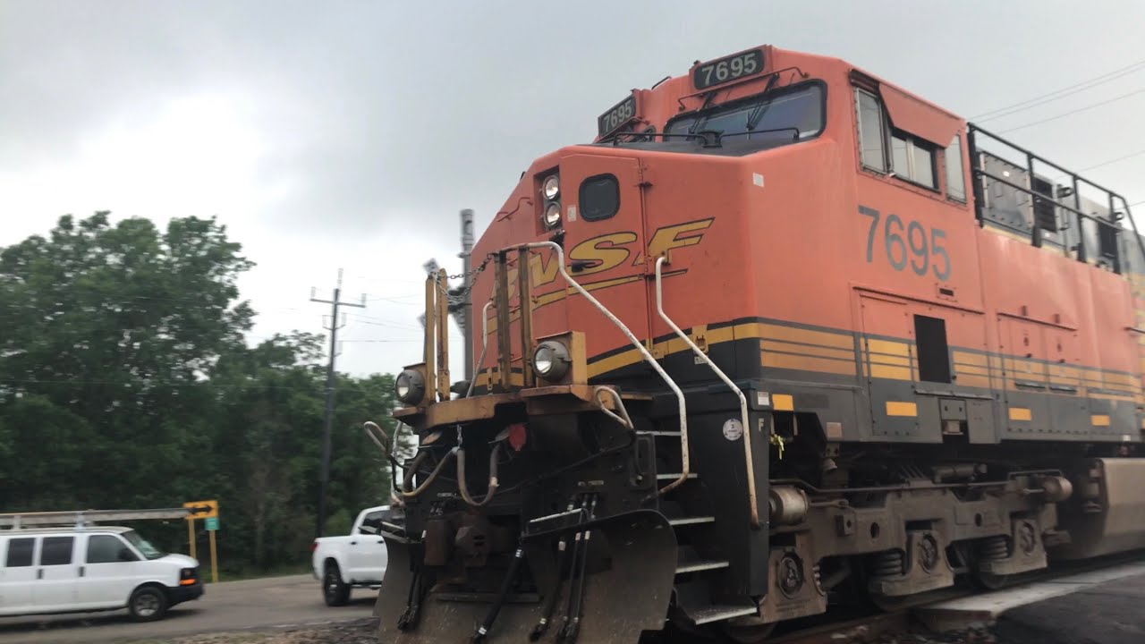 BNSF 6964 Leads a northbound Manifest Manvel, Texas ft BNSF 7695 Golden Swoosh - YouTube