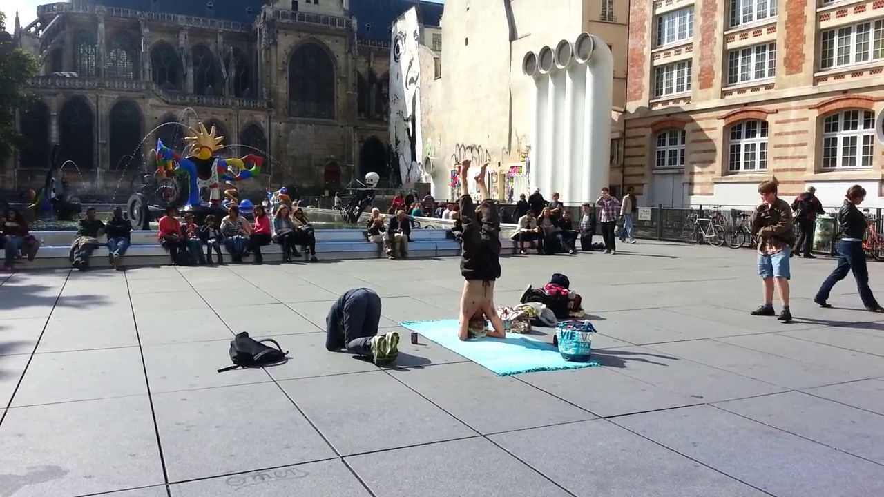 Un homme fait le poirier à Paris - YouTube