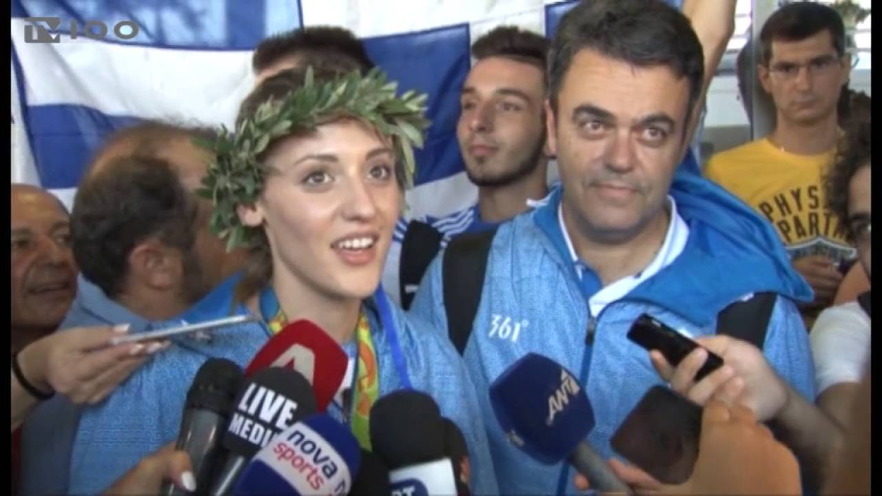 ΥΠΟΔΟΧΗ ΚΟΡΑΚΑΚΗ ΣΤΟ ΑΕΡΟΔΡΟΜΙΟ "ΜΑΚΕΔΟΝΙΑ" (TV100-110816) - YouTube