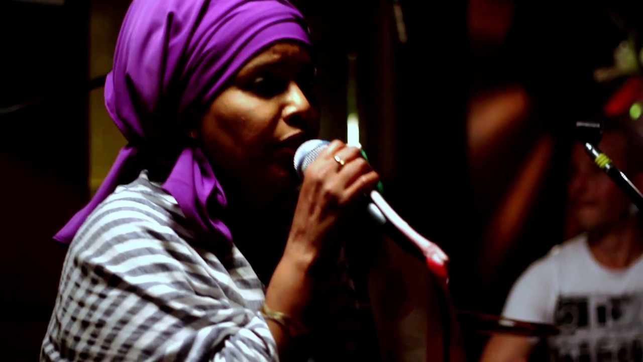 Sahra Halgan Trio à l'Obamo Café - YouTube