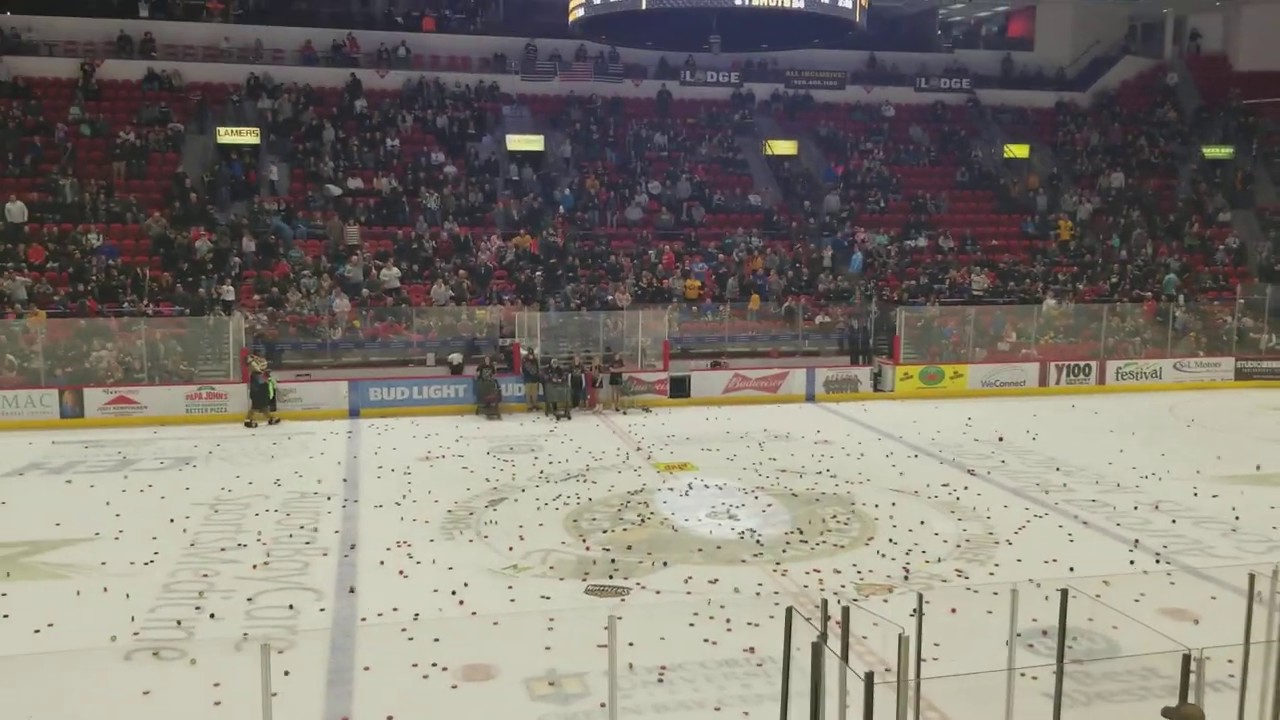Chuck a Puck! Green Bay Gamblers vs Fargo Force Green Bay, WI 2-1-20 ...