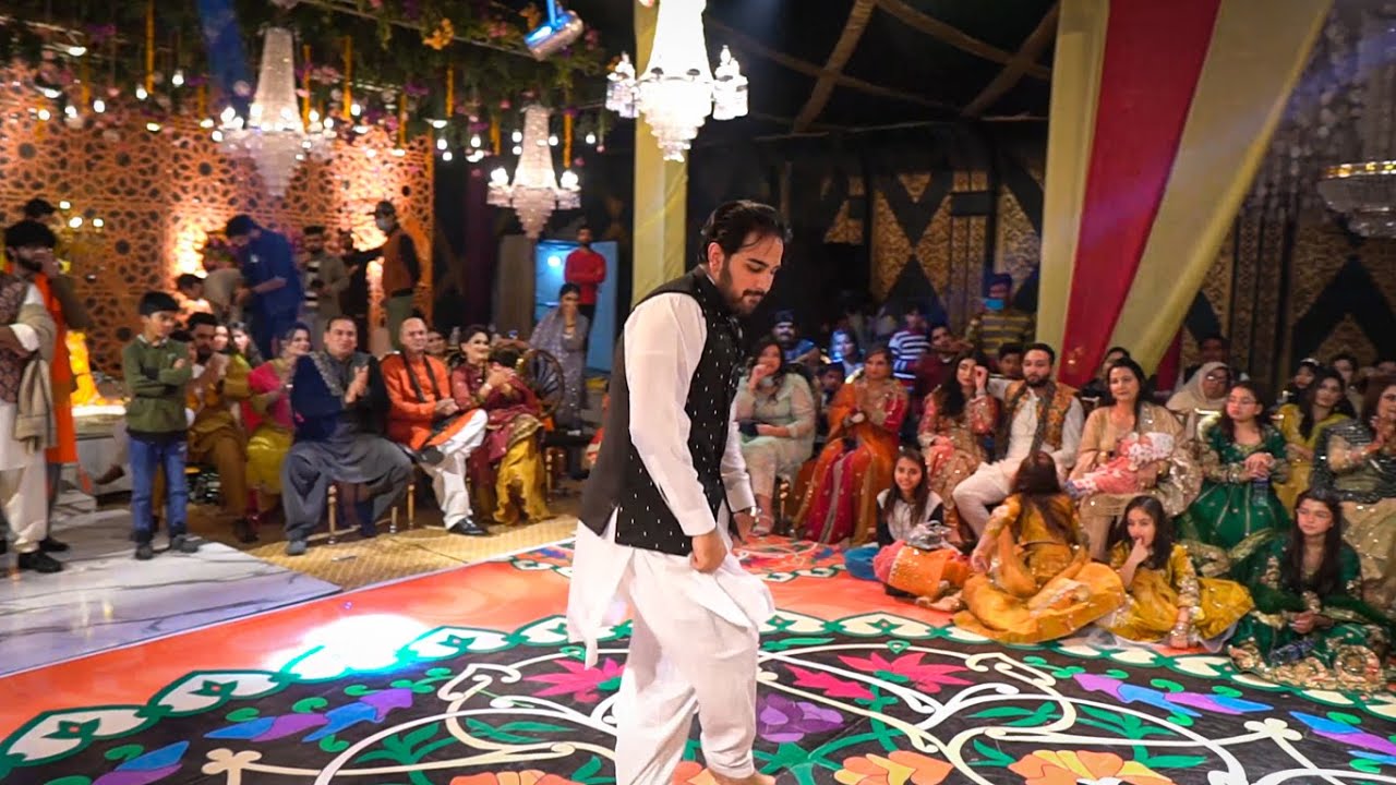 Best Wedding Dance Performance mundane tu bachke rahi Weddings by SAM ...