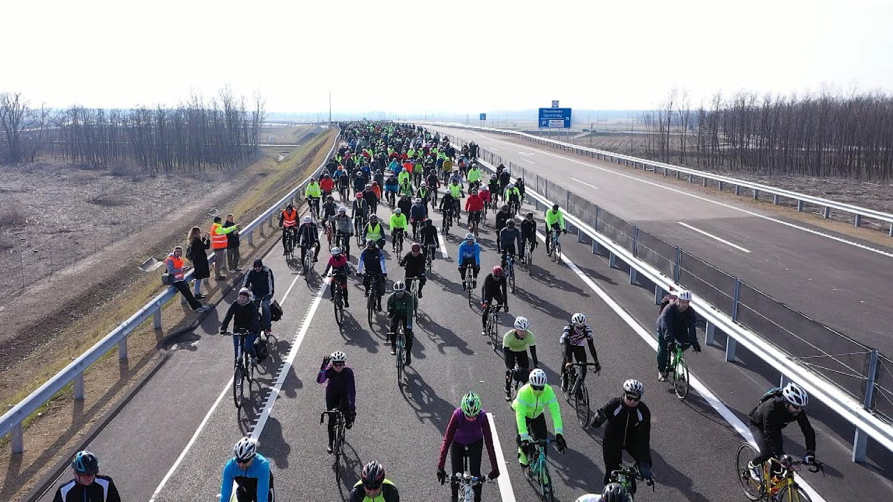 900-an mentek végig biciklivel és görkorcsolyával az M44-es autópálya ...