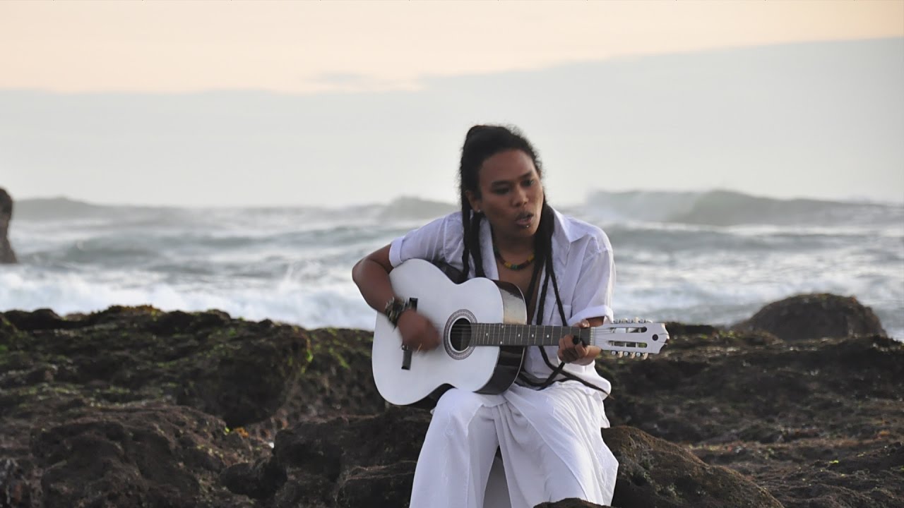 nanoe Biroe - Megantung Bok A Katih (Official Music Video) - YouTube