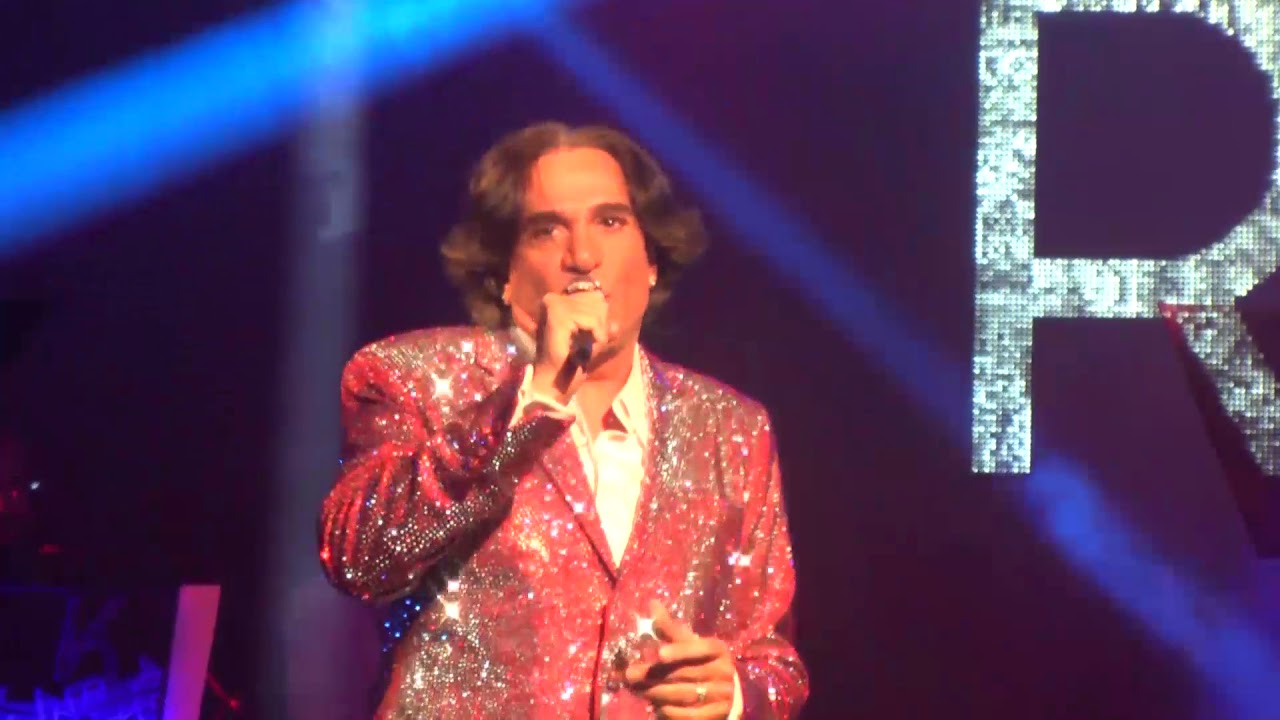 Reinaldo Kherlakian - Sous Le Ciel de Paris - Show Burlesque - YouTube