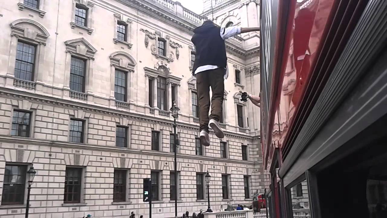 Dynamo magician levitating on London bus.pepsimax - YouTube