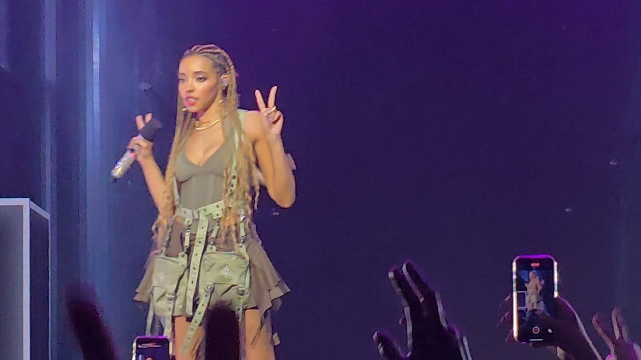 Tinashe - "2 On" bb/ang3l tour Terminal 5 - YouTube