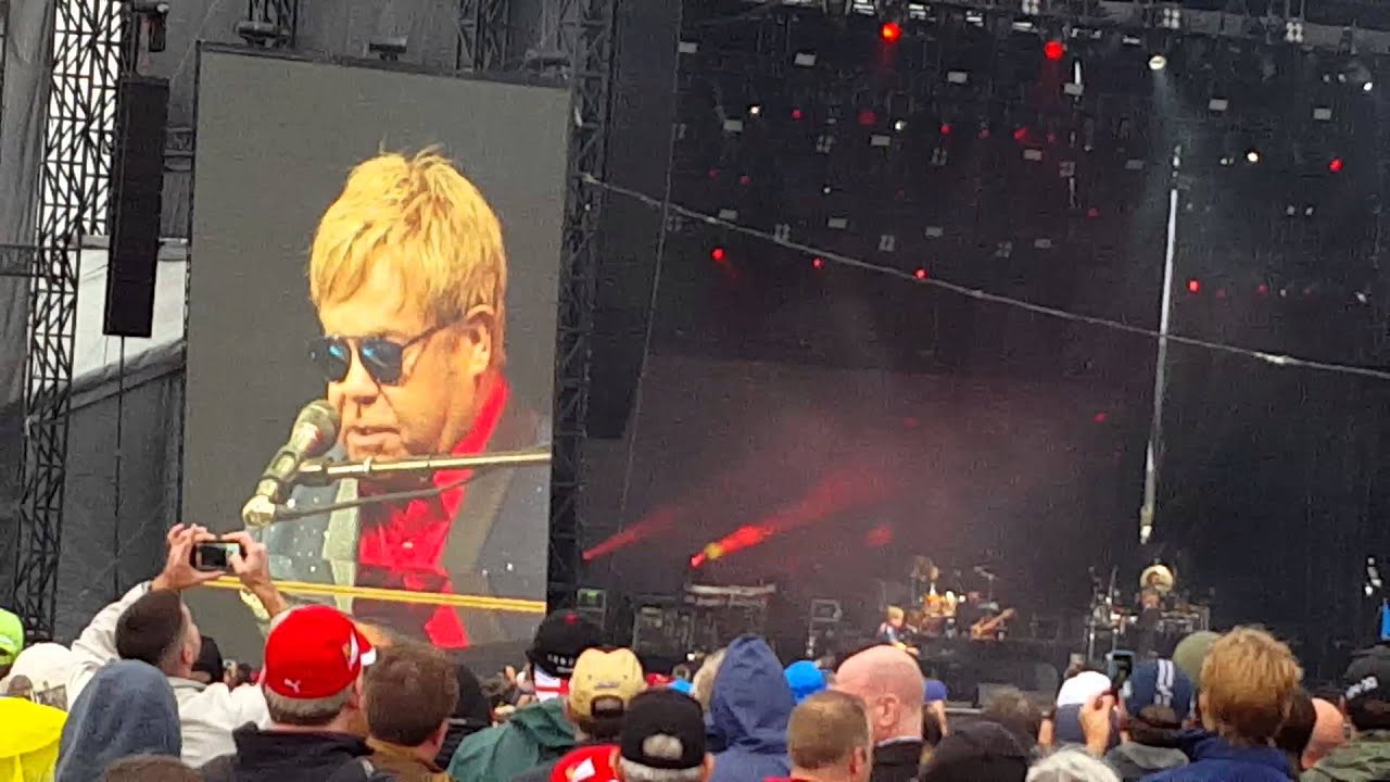 Elton John concert Bennie and the Jets - YouTube
