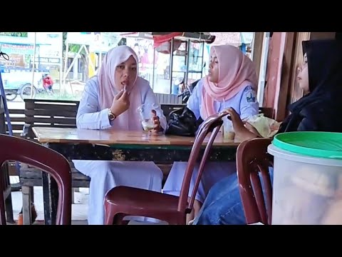 bidan desa di prank pisang jumbo bu bidan asik menikmati pemandangan indah hijaber stylle bidan desa