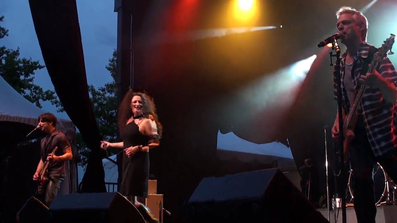 THE HEADPINS - DONT IT MAKE YOU FEEL - PNE 2009 - YouTube