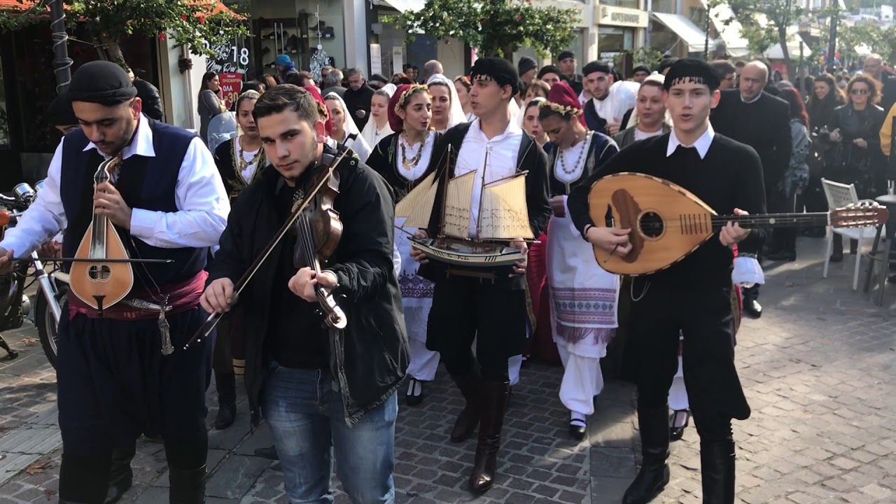 Παραδοσιακά χριστουγεννιάτικα κάλαντα στο κέντρο των Χανίων - YouTube