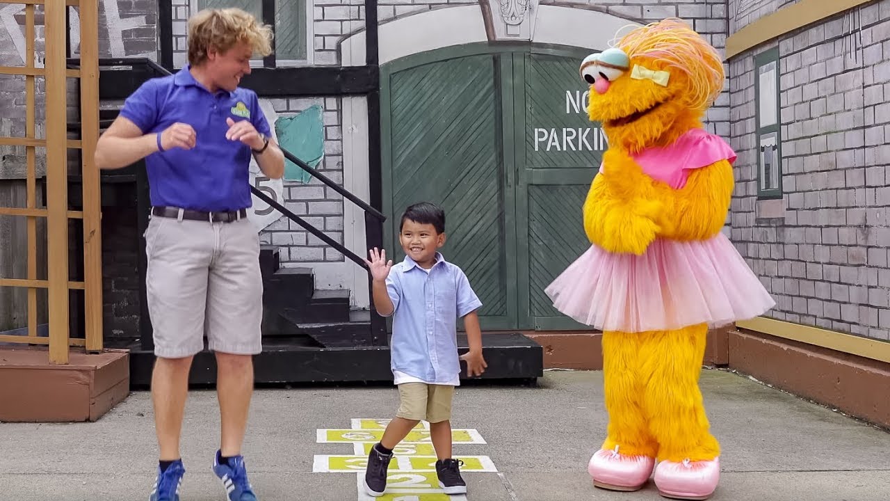 Baile feliz de Elmo con los amigos de Sesamo - YouTube