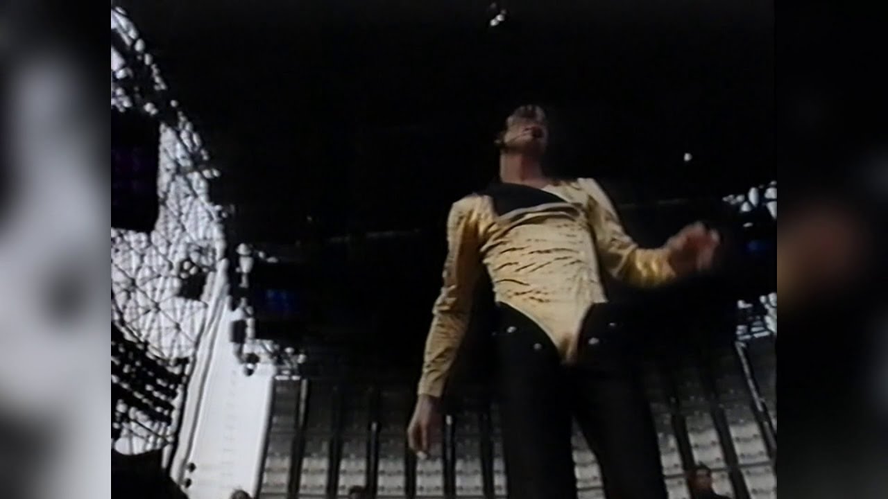 Michael Jackson CUTS HIS FINGER on STAGE!! - YouTube