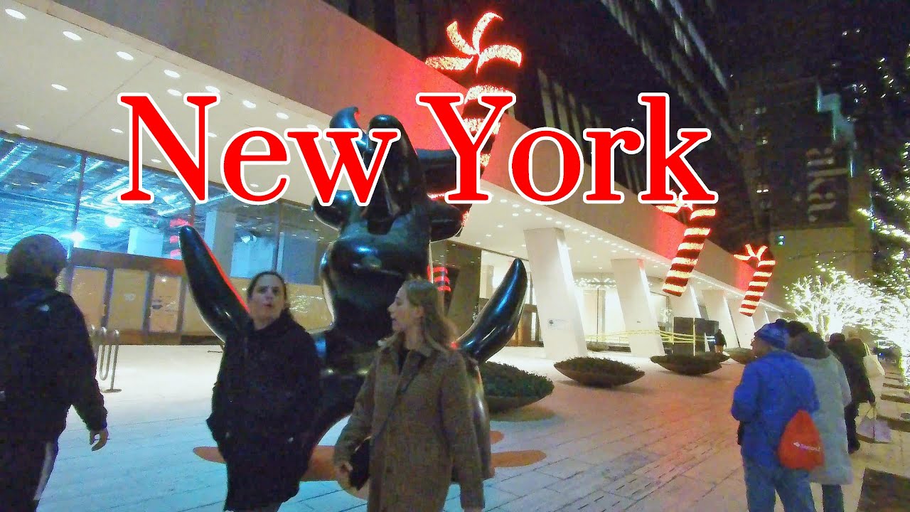 New York 2022 Holiday lights & Windows Display - 58th Street, 5th Ave Bergdorf Goodman Manhattan ...