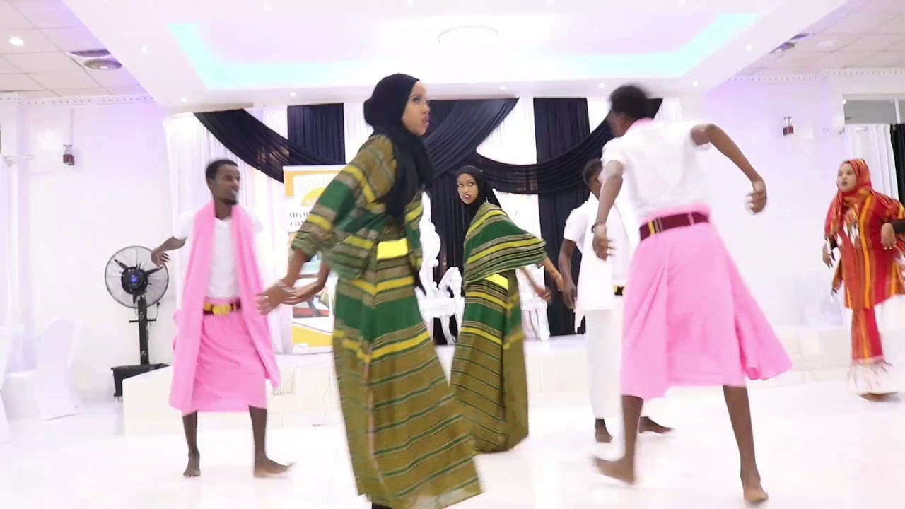 Daawo dhaanto cajiib ah kooxda somaliland circus - YouTube