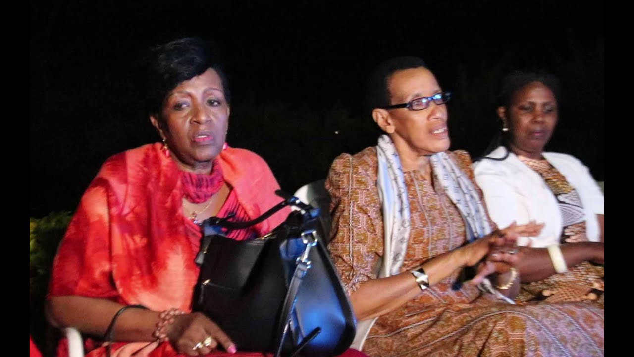 Cecile Kayirebwa na Mariya Yohana basekeje abitabiriye igitaramo imbavu ...