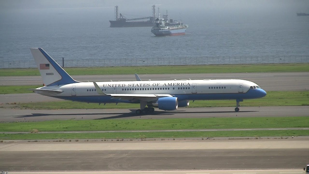 USAF Boeing 757-2G4 VC-32A Take off at Haneda - YouTube