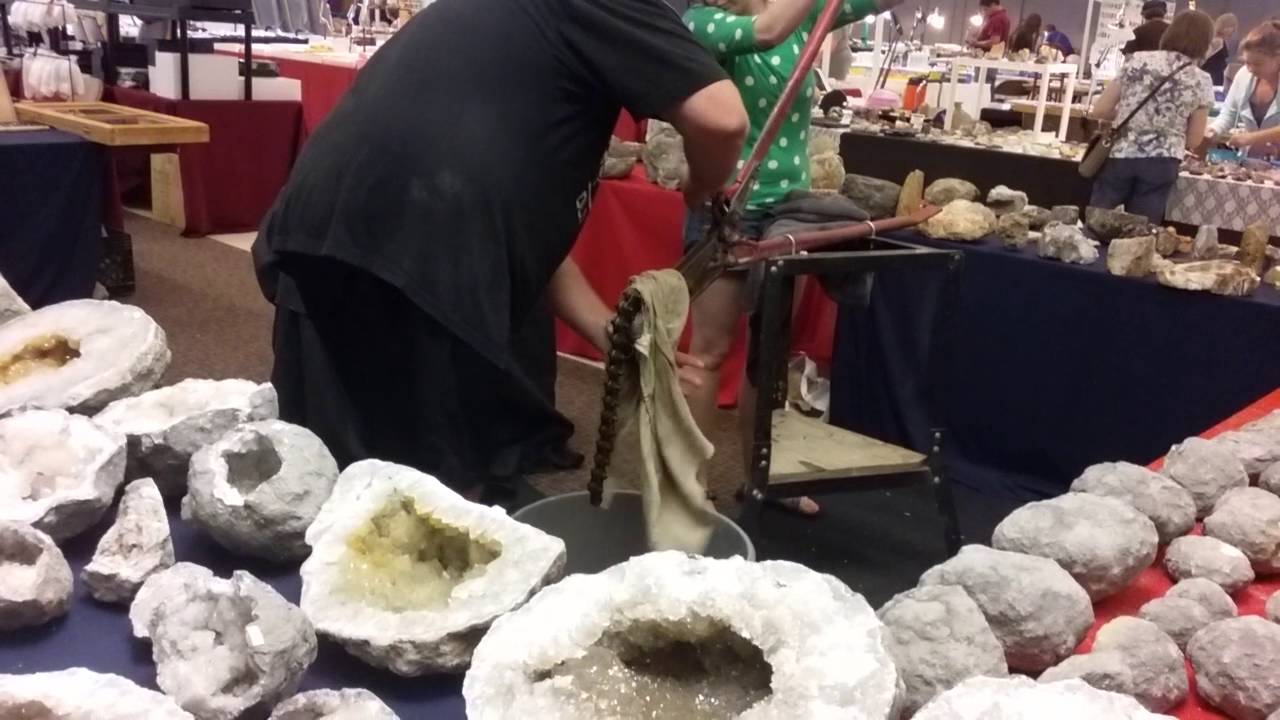 Geode cracking at the Jewelry, gem and Mineral Show - YouTube
