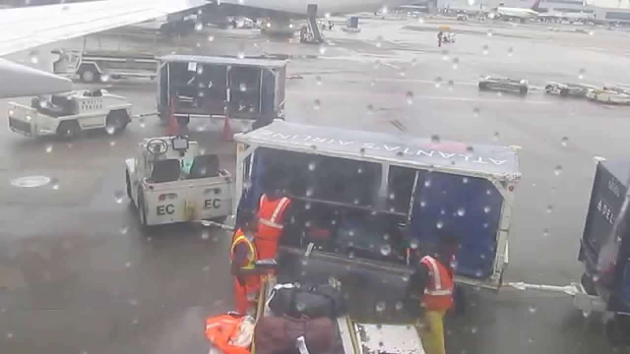 Airline Baggage Handlers Working - YouTube
