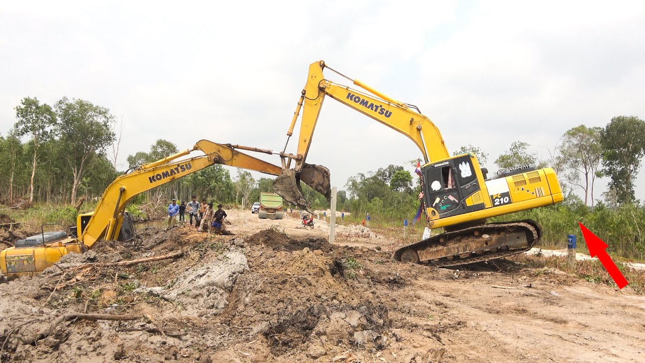 Best Technique Skill Rescuing Excavator Stuck In Canal Mud - Komatsu ...
