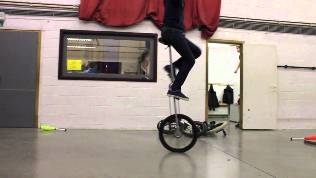Pré en Bulle Ecole de Cirque - YouTube