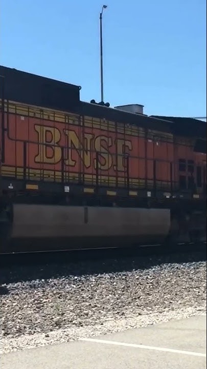 Fake Bonnet trailing on a NB BNSF Manifest - YouTube