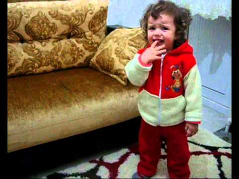 Yalandan ağlıyor