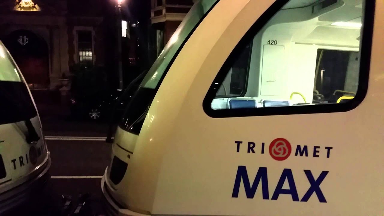 A TRIMET MAX LIGHT RAIL TRAIN IN DOWNTOWN PORTLAND OR - YouTube