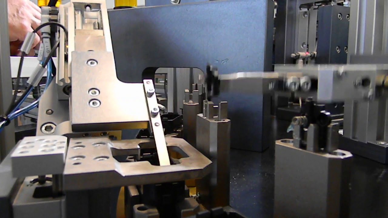 Tecnomaticvarese - Robot Antropomorfo Assemblaggio_2 - YouTube