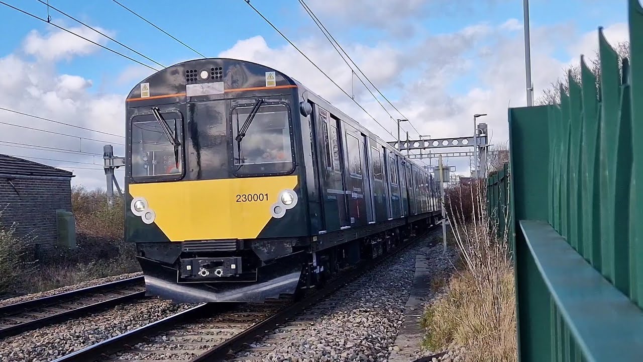 GWR Class 230001 passing Cholsey 16th Feb 2024 - YouTube
