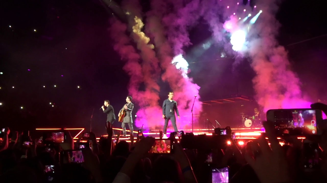 Jonas Brothers | Intro Amsterdam 20-02-2020 ♡ - YouTube
