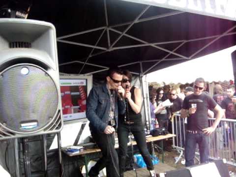 Mike McColgan of Street Dogs does Singstar at Groezrock 2009 - YouTube
