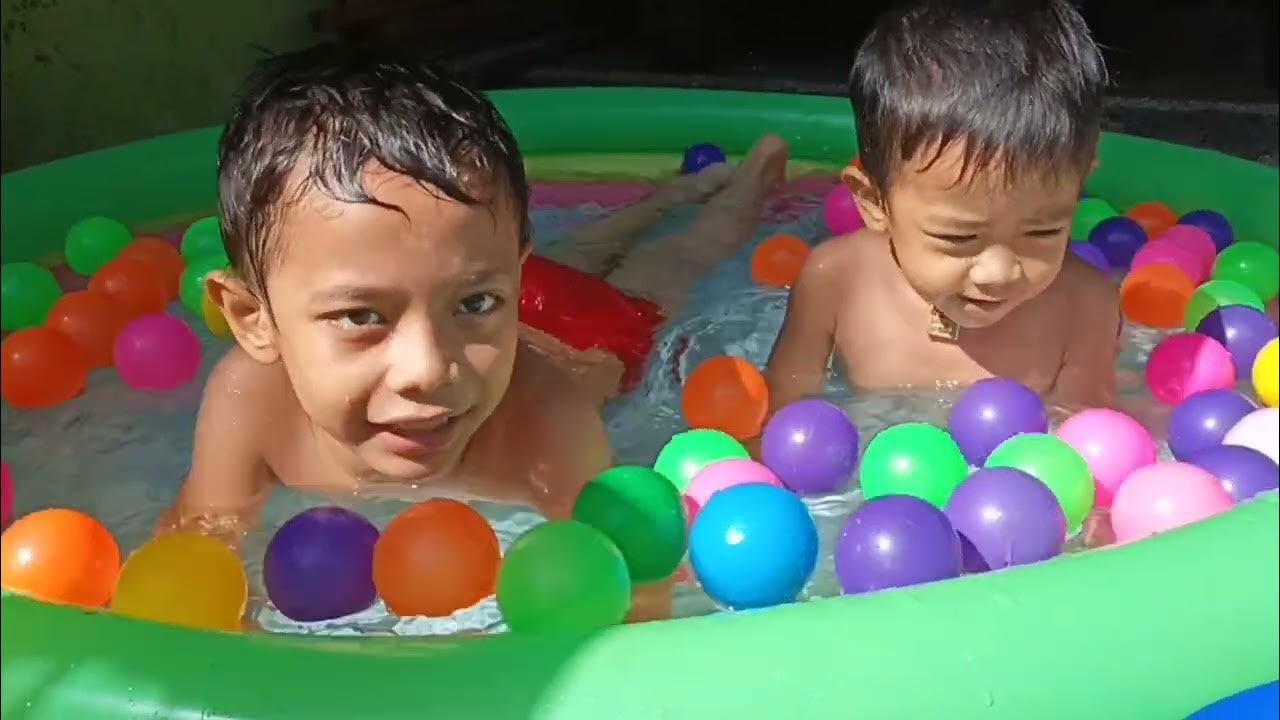 Mandi di kolam renang bocil dan bermain ratusan bola di air - YouTube