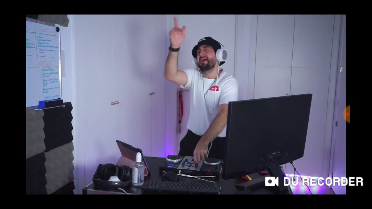 PAPI GAVI DJ EN DIRECTO (PERREANDO Y CANTANDO) - YouTube