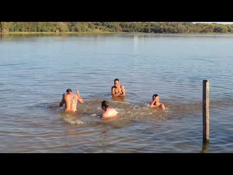 Lutinha entre amigos na represa