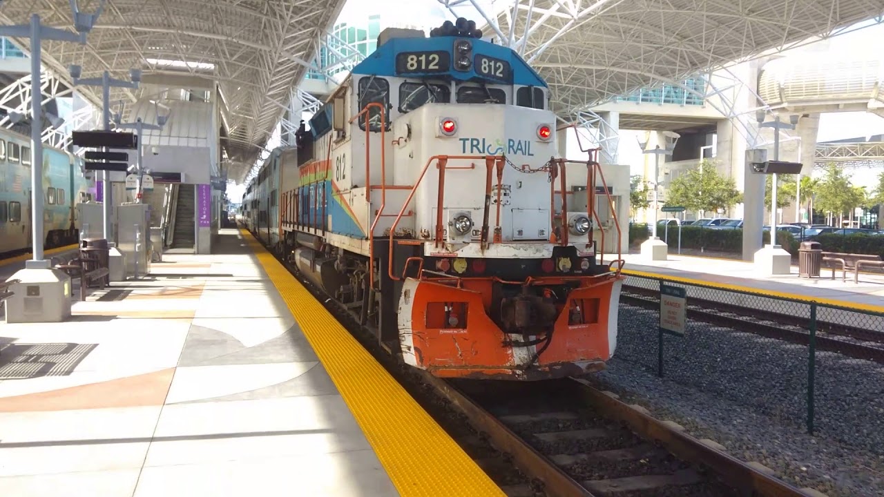Tri-Rail GP49H-3 812 and BL36PH 818 - YouTube