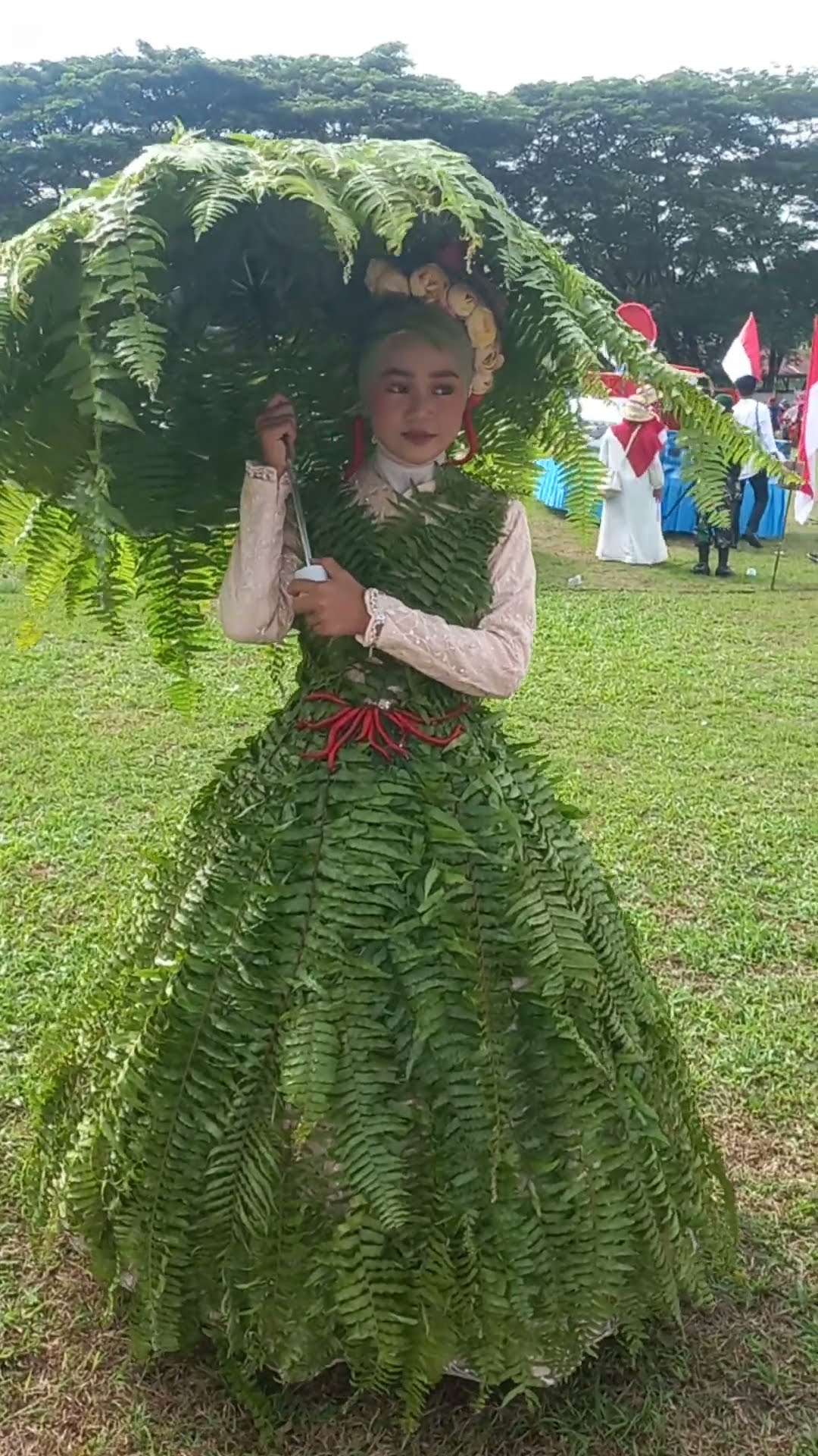 baju daun pakis peserta pawai min 5 aceh besar - YouTube