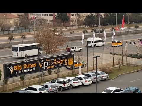 DİYARBAKIRLI KADINLAR ERKEKLERE TAŞ ÇIKARTTI