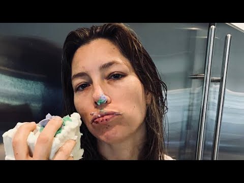 Jessica Biel raves about eating in the shower|KAPS UPDATE