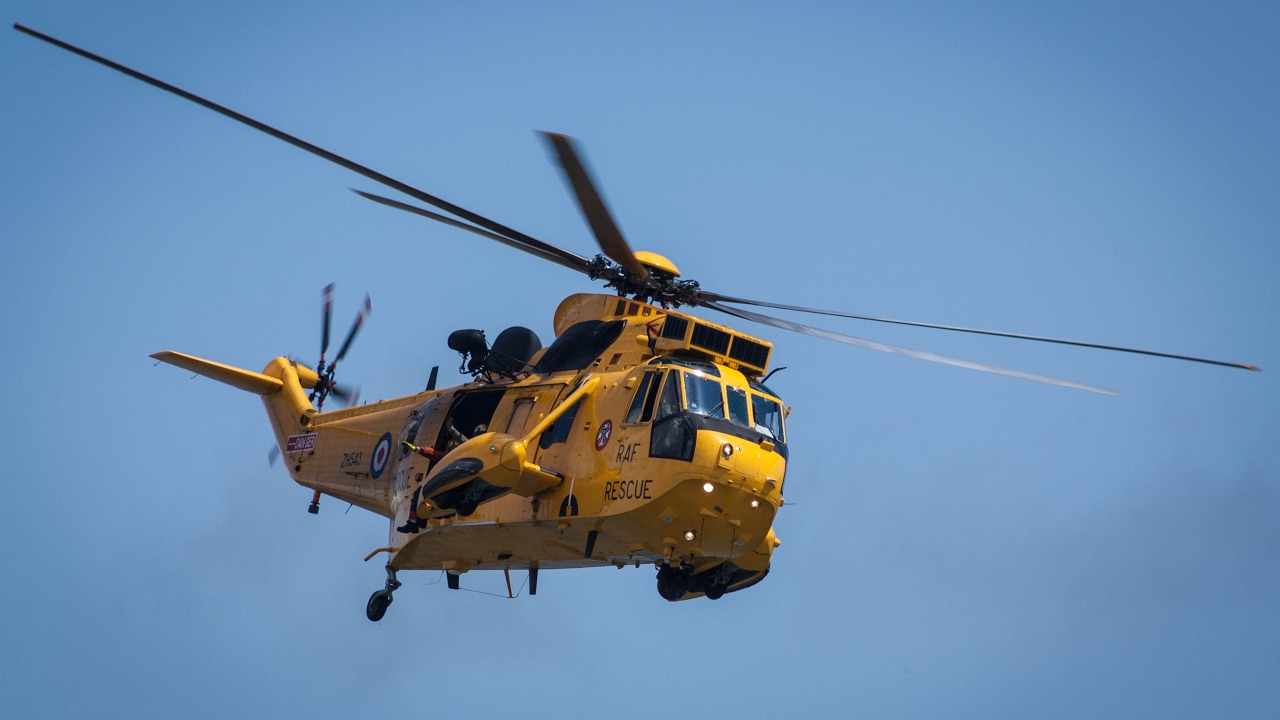 RAF Sea King flies over the Brecon Beacons, South Wales - YouTube