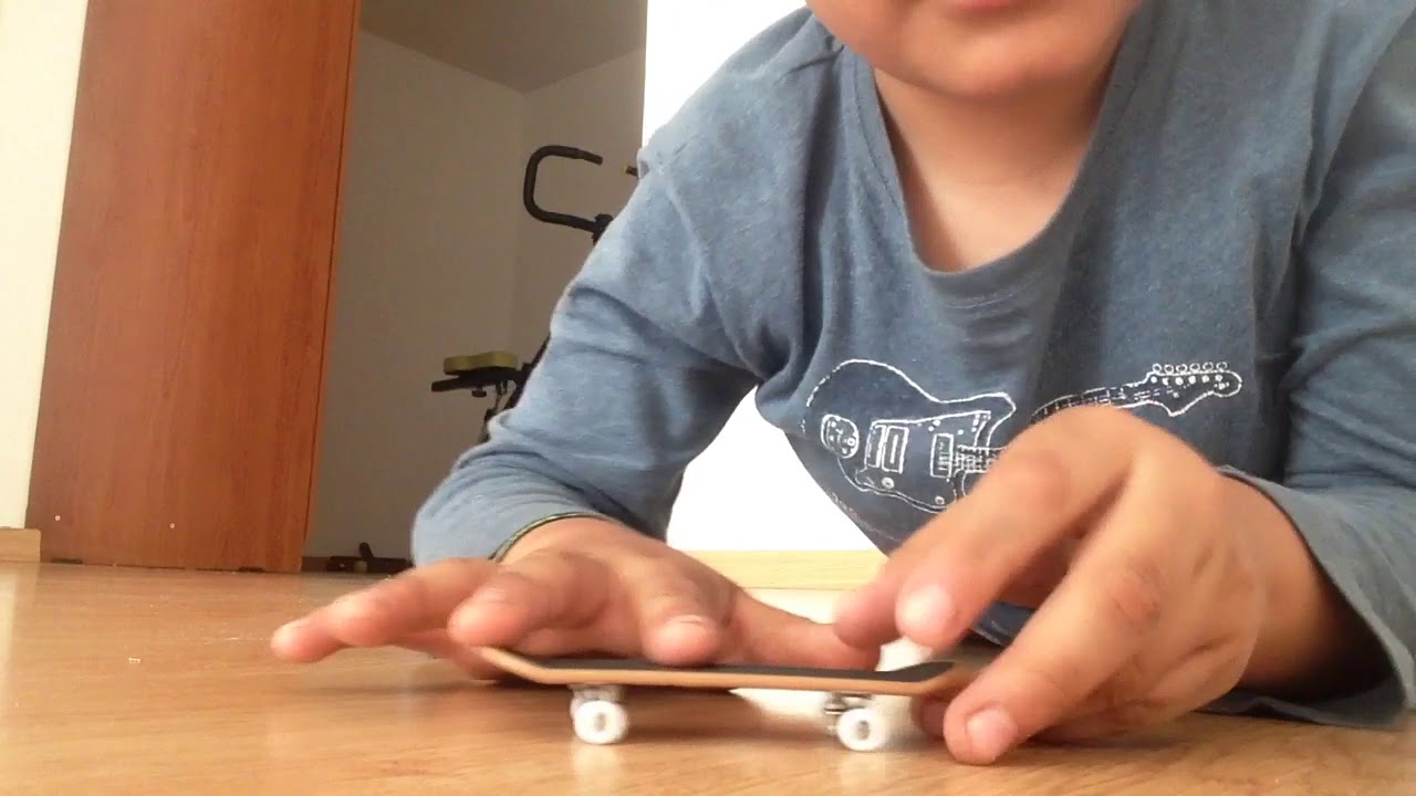 Fingerboard 360 flip - YouTube