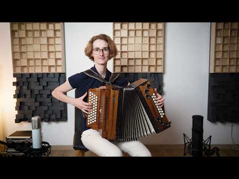 Celia spielt den legendären Titelsong „Heidi“ auf der Steirischen Harmonika