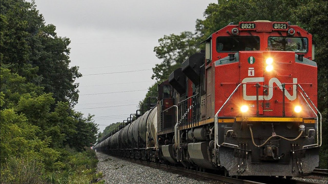 CN 8821 leads CSX B773 with an amazing P5 - YouTube