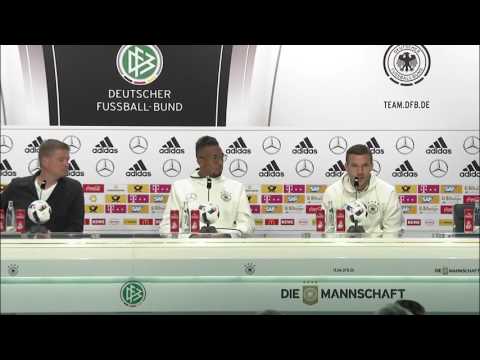Lukas Podolski  vereidigt Jogi Löw ,,kraulen an den Eiern,,😂😂
