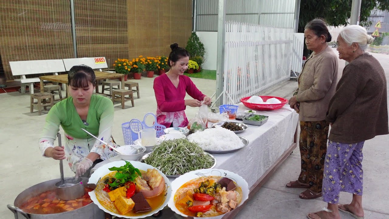 Hai Chị Em nấu Nồi Bún Riêu Ốc Giò Heo vô cùng hấp dẫn bán cho Bà Con ...