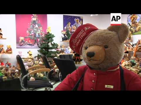 German Manufacturer makes Teddy Bear to commemorate Pope visit - YouTube