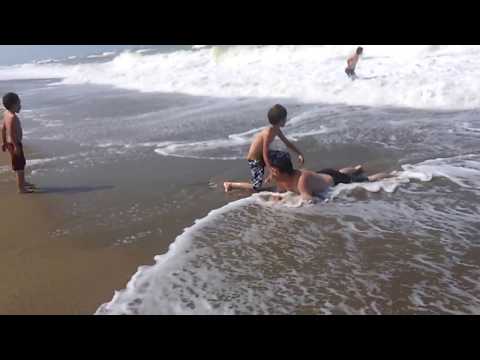 denizde dalgalarla dans