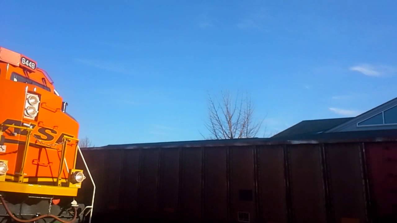 2 way meet! BNSF 6275 meets BNSF 8448, Westmont illinois - YouTube