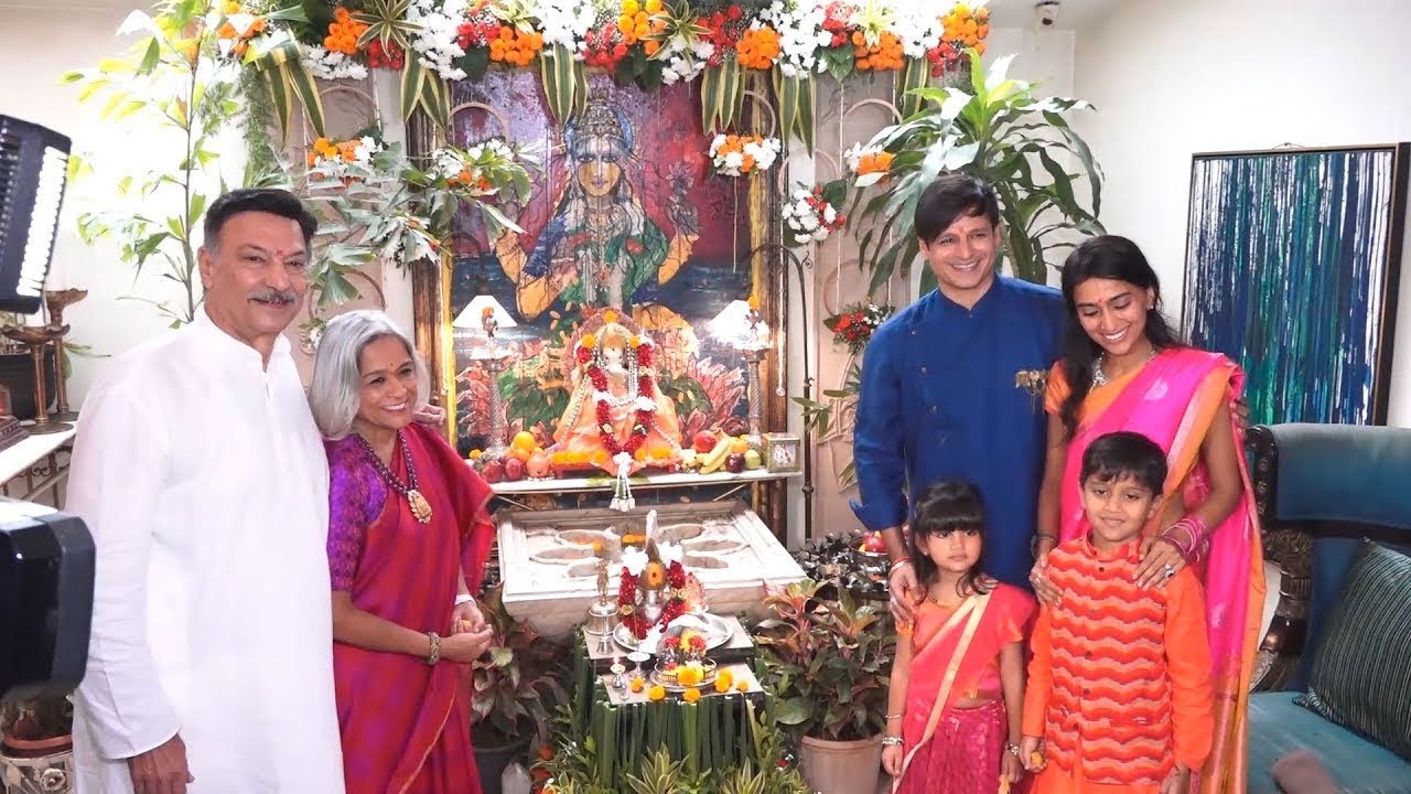Vivek Oberoi With Father Suresh Oberoi And Family For Ganpati Aarti On ...