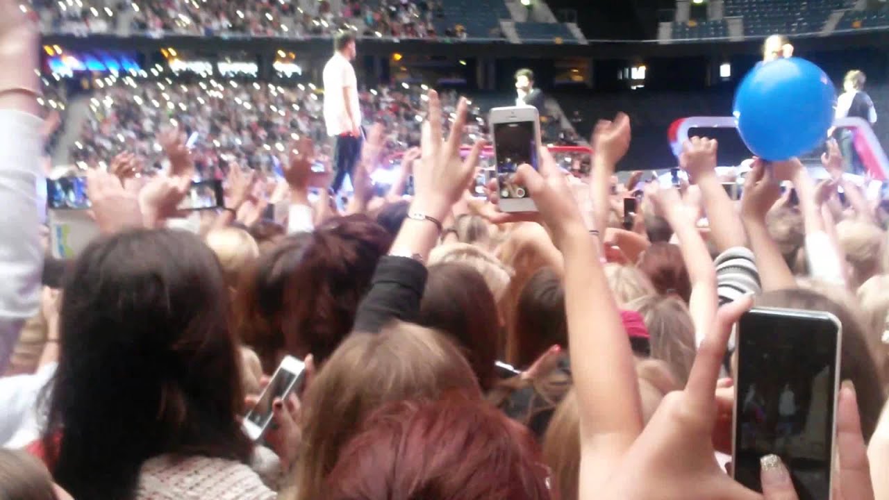 One direction wwa tour Sweden - moments - YouTube